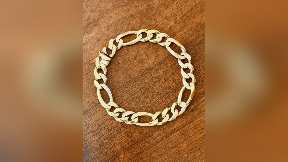 Bracelet Stolen in Virginia Beach During “Cash Stack Scam” - STOLEN 911